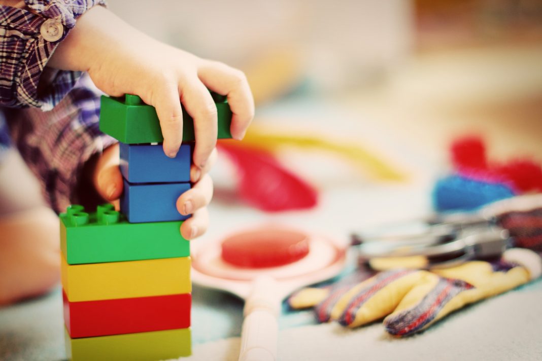 Pentingnya Mainan Edukatif untuk Anak dalam Bentuk Fisik