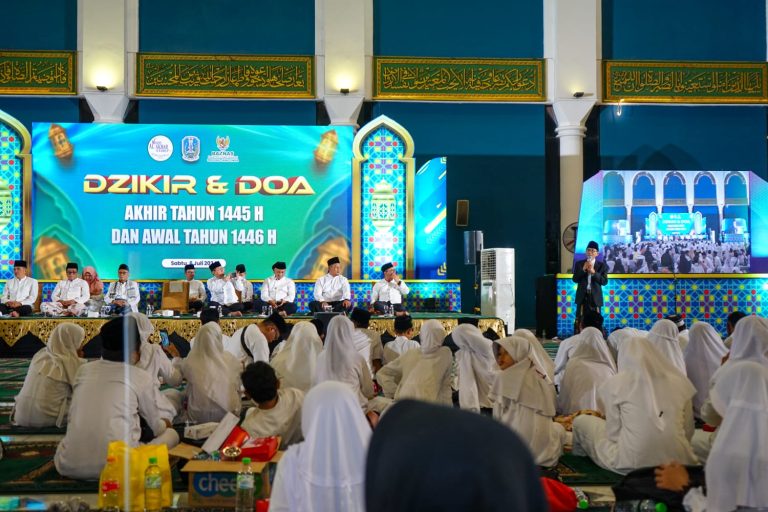 Baznas Jatim berikan santunan kepada 1.000 anak yatim di acara dzikir dan doa awal tahun 1446 H ...